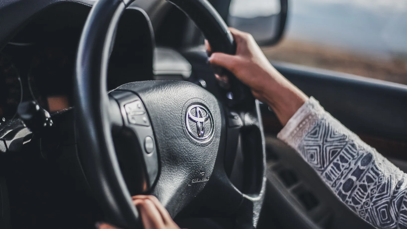 7 Ways to Clean Leather Steering Wheel | KMT Services